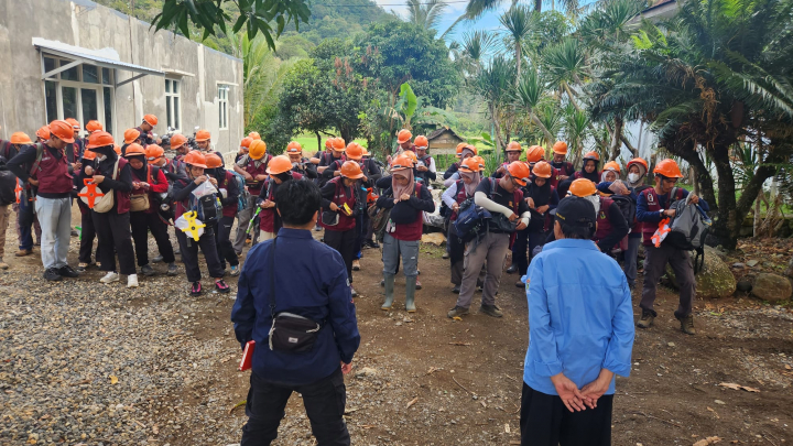 100 Mahasiswa Teknik Geologi Unhas melaksanakan kegiatan Geologi ...